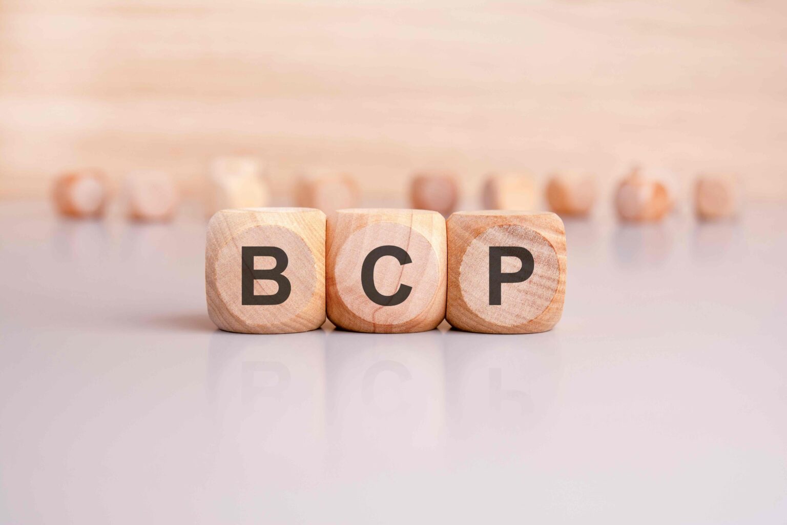 BCP(事業継続計画)とは？意味や策定する際のポイントを徹底解説！ - Beacapp Here(屋内位置情報サービス) | 所在地見える化で ...
