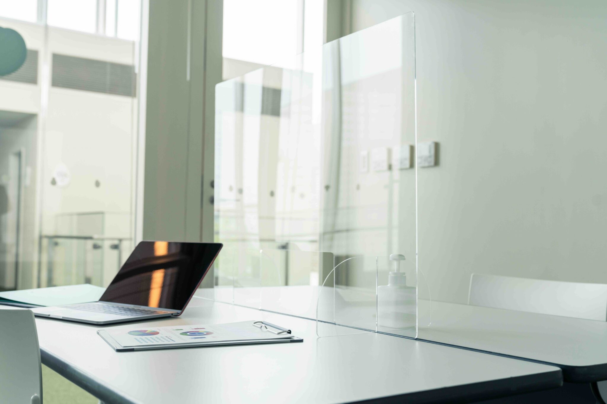 パーティションとは？種類、導入メリット・デメリットを解説！ - Beacapp Here(屋内位置情報サービス) | 所在地見える化でオフィス内の在席管理